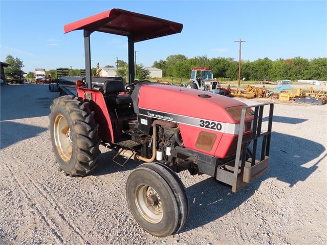 Case IH 3220 2WD Tractor Specs & Dimensions (1994 - 1996) | LECTURA Specs