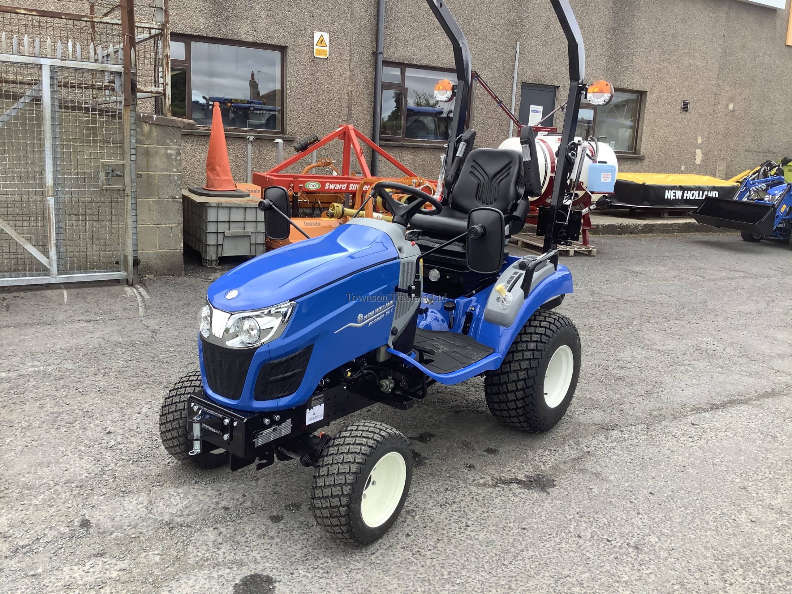 New Holland Boomer 25 Compact 4WD Tractor Specs & Dimensions (2022 ...