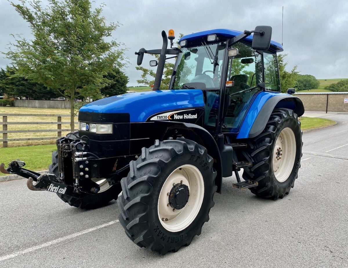 New Holland TM 130 (200) 4WD Tractor Specs & Dimensions (2004 - 2007) | LECTURA Specs