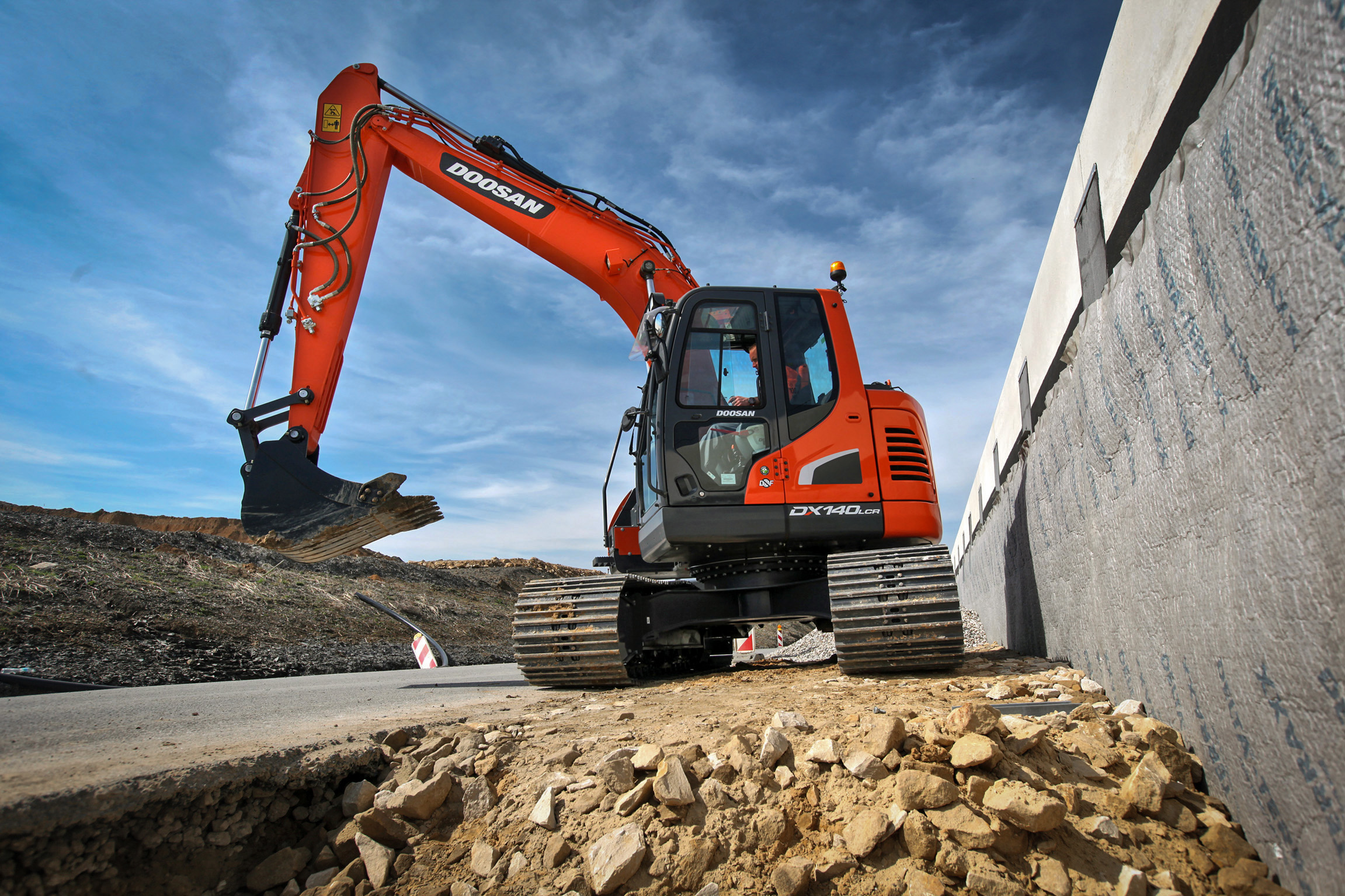 Doosan DX140LCR-5 excavator specs & dimensions (2016 - 2021) | Diggers ...