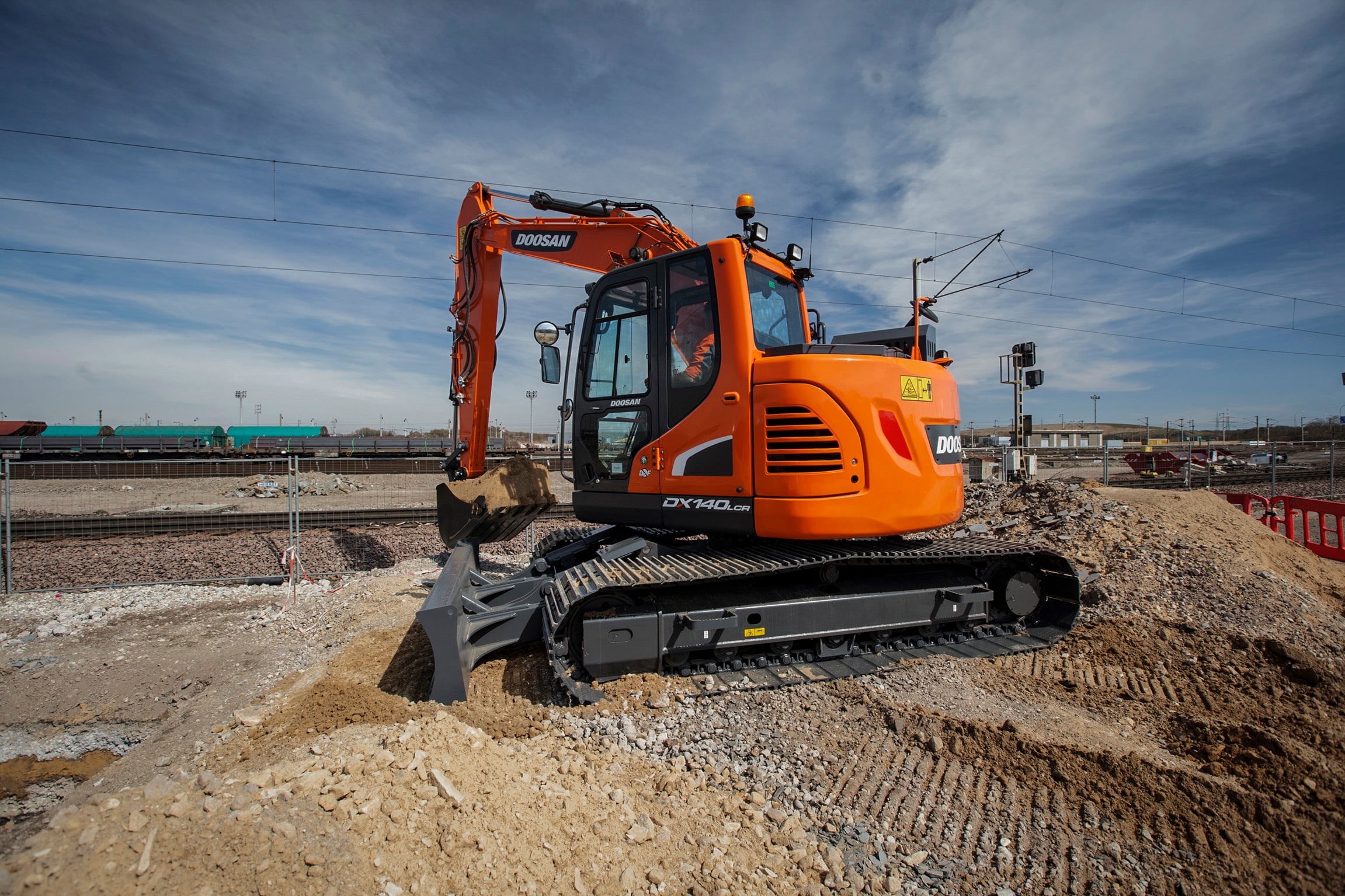 Doosan DX140LCR-5 excavator specs & dimensions (2016 - 2021) | Diggers ...