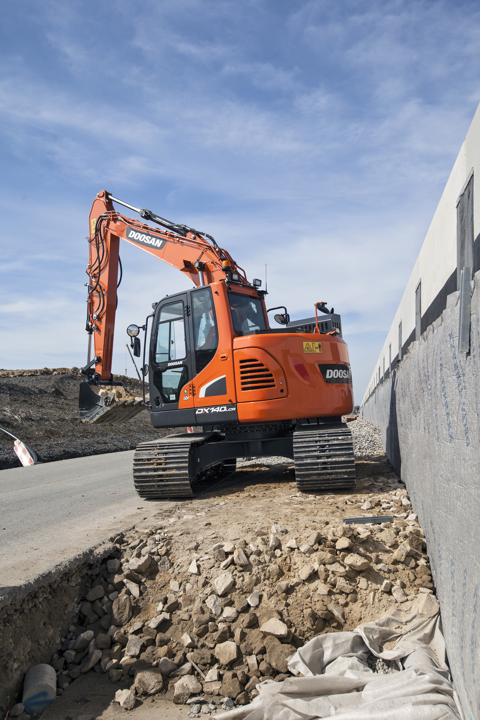 Doosan DX140LCR-5 excavator specs & dimensions (2016 - 2021) | Diggers ...