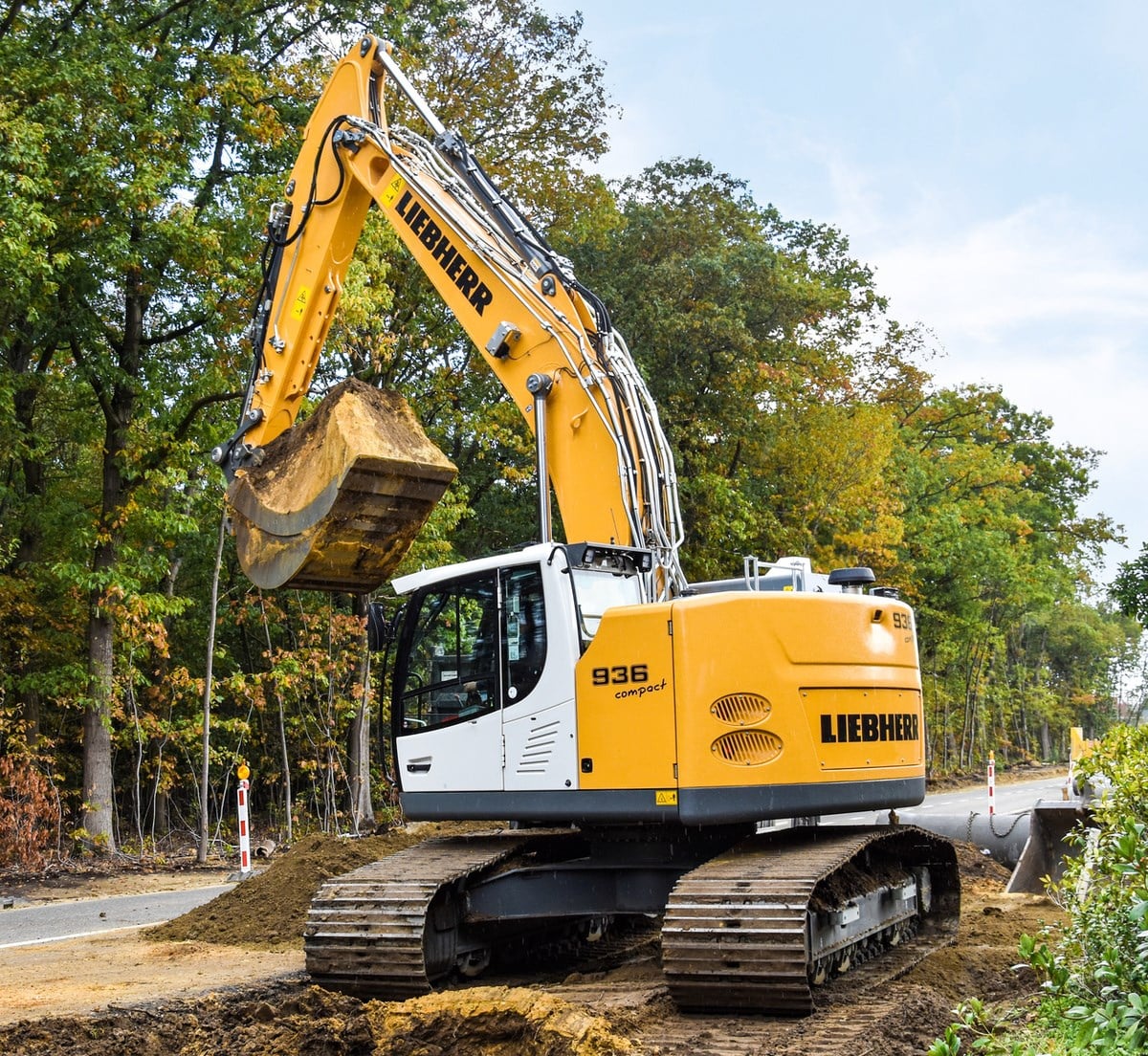 Liebherr R 936 Compact Litronic excavator specs & dimensions (2019 ...
