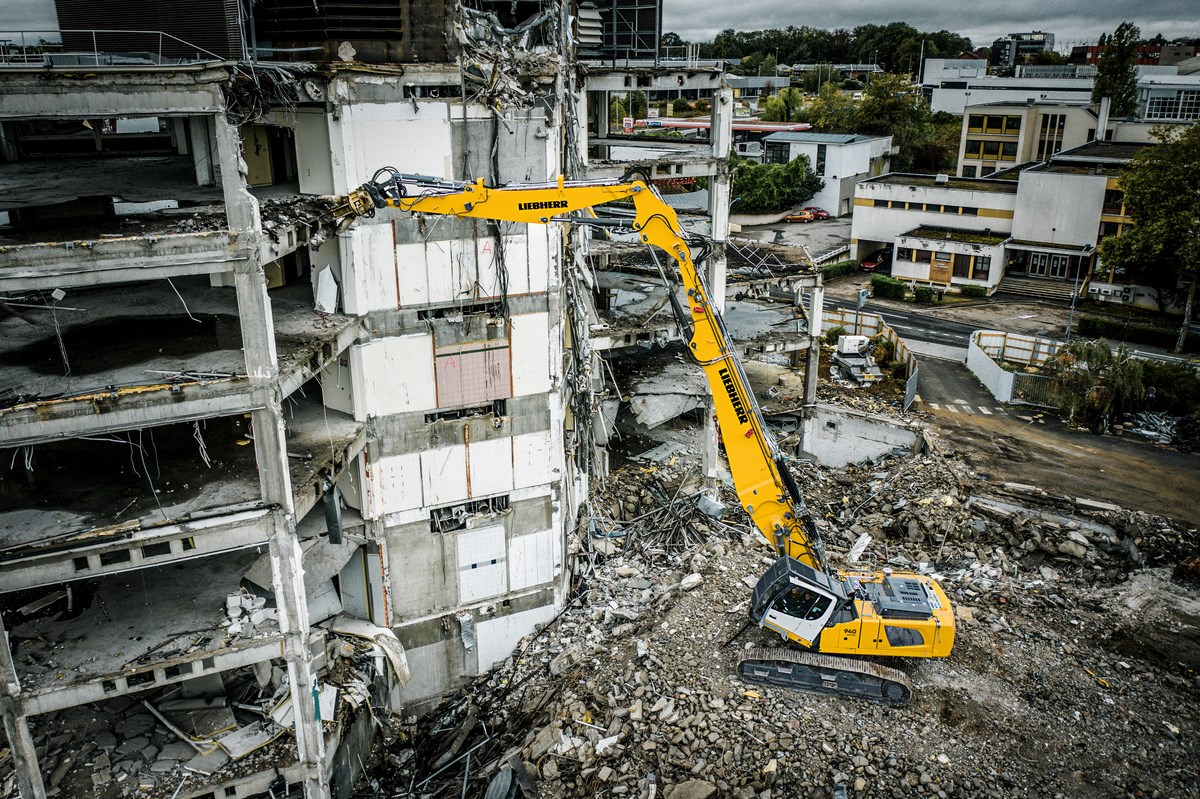 Liebherr R 940 Demolition Litronic excavator specs & dimensions (2021 ...