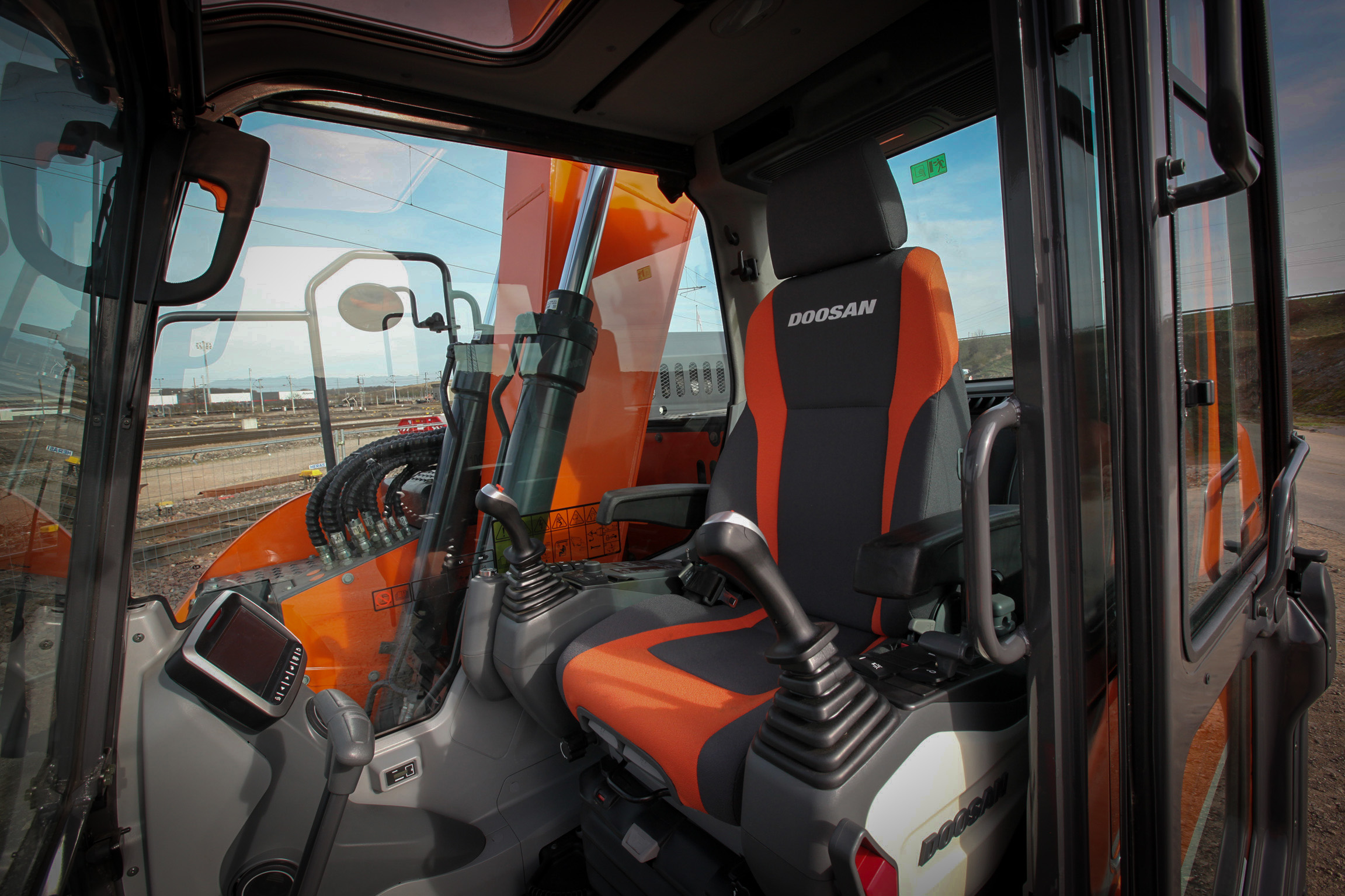 Doosan DX 140 LCR excavator specs & dimensions (2009 - 2013) | Diggers ...