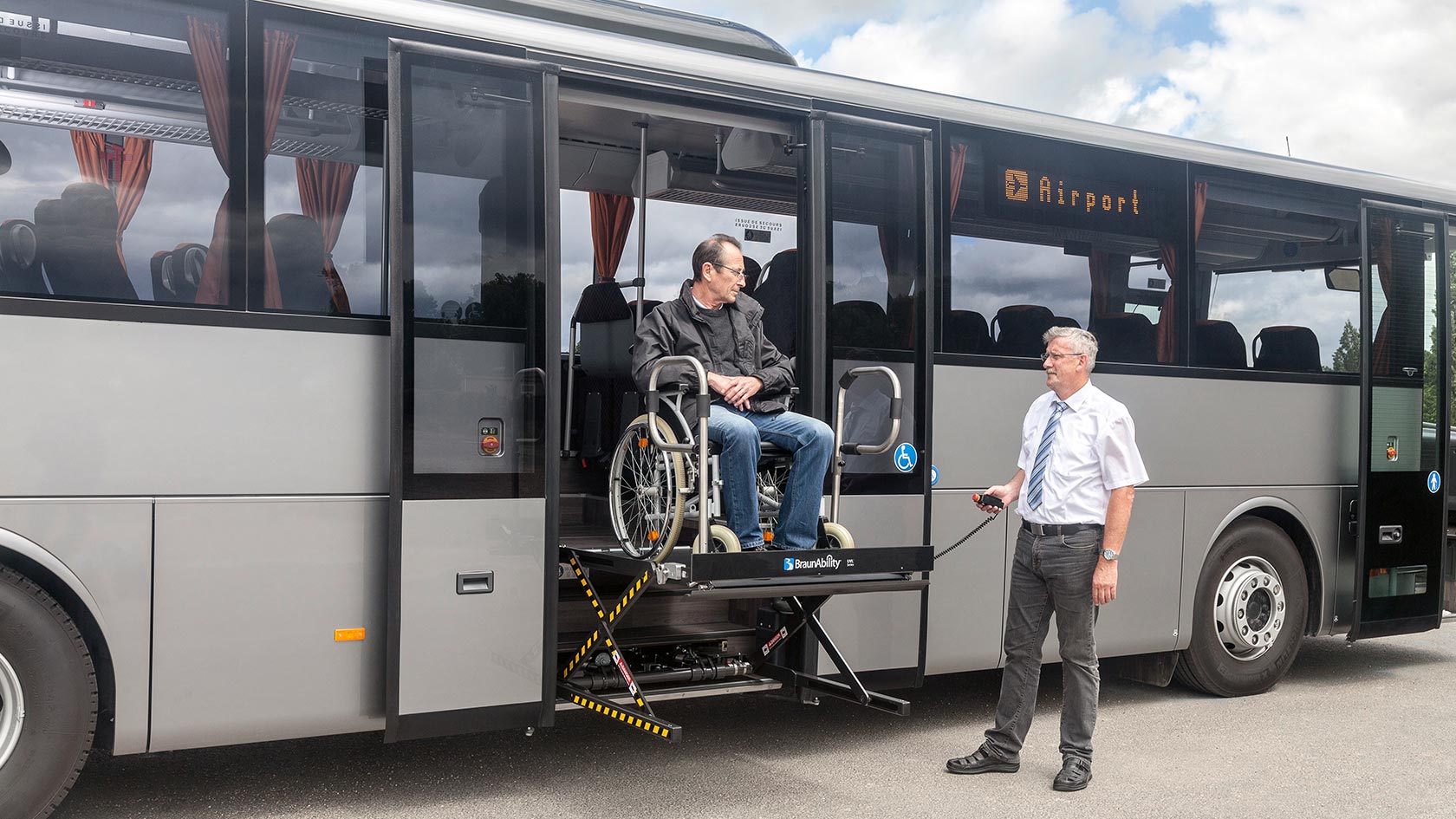 All specs & dimensions for Mercedes-Benz Intouro L (2019 - 2025) Bus ...