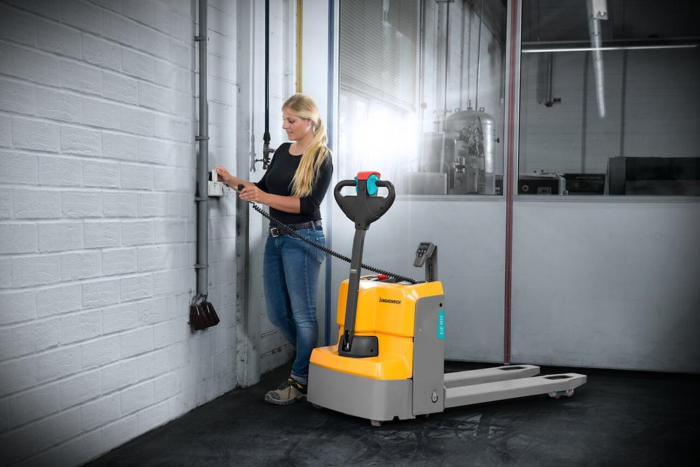Jungheinrich EJE M15 pallet jacks specs & dimensions (2016 - 2025 ...