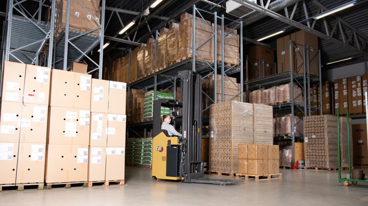 Caterpillar NSS12N2TF Sit down rider pallet stacker specs (2025 - 2025 ...