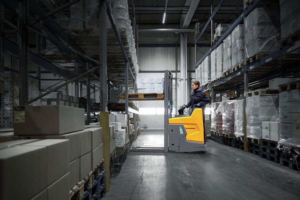 Jungheinrich ERD 220i Stand up rider pallet stacker specs & dimensions ...