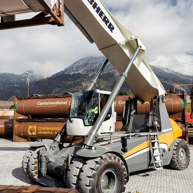 Liebherr LRS 545 Litronic reach stacker specs & dimensions (2016 - 2025 ...