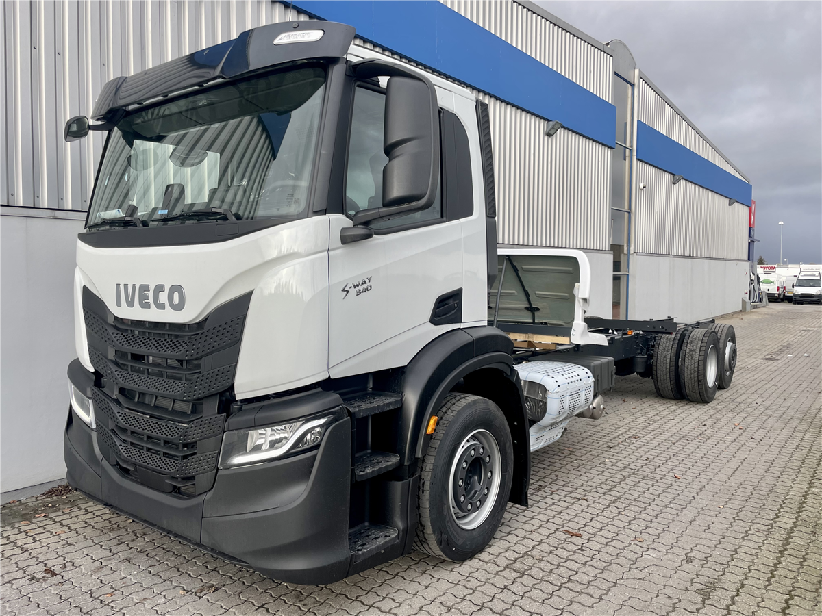 Iveco S-WAY CNG AD260S34Y/PS (2022 - 2025) Truck Specs & Dimensions ...