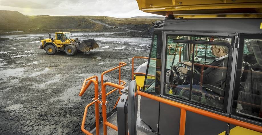 Volvo R100 Specifications & Technical Data (2021-2025) | LECTURA Specs