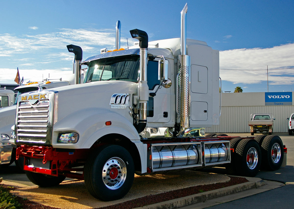 Mack SuperLiner RWL712L CA494 ETAZ673A 4x2 (1977 - 1993) Truck Specs ...
