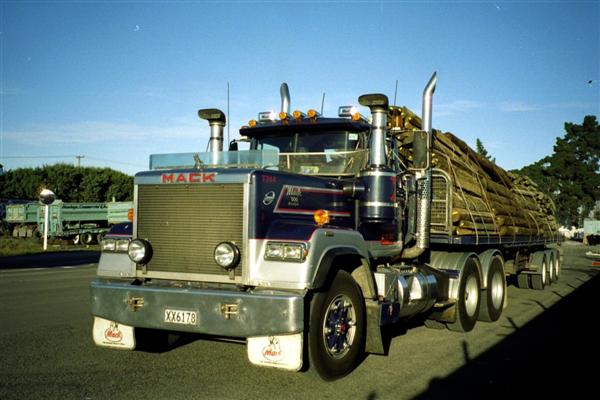 Mack SuperLiner RWS712L CA494 ETAZ673A 4x2 (1977 - 1993) Truck Specs ...