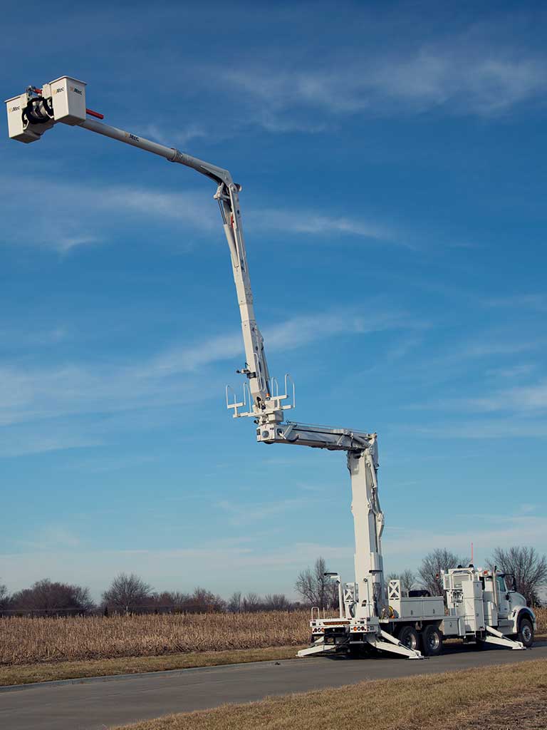 Altec AA55-E88 Specs (2023 - 2025) | Trailer Mounted Articulating Boom ...