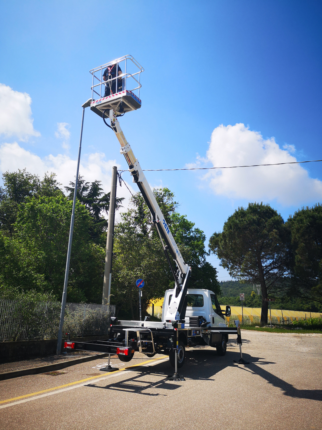 CTE B-Lift 18 Specs & Dimensions (2019 - 2025) | Truck Mounted ...