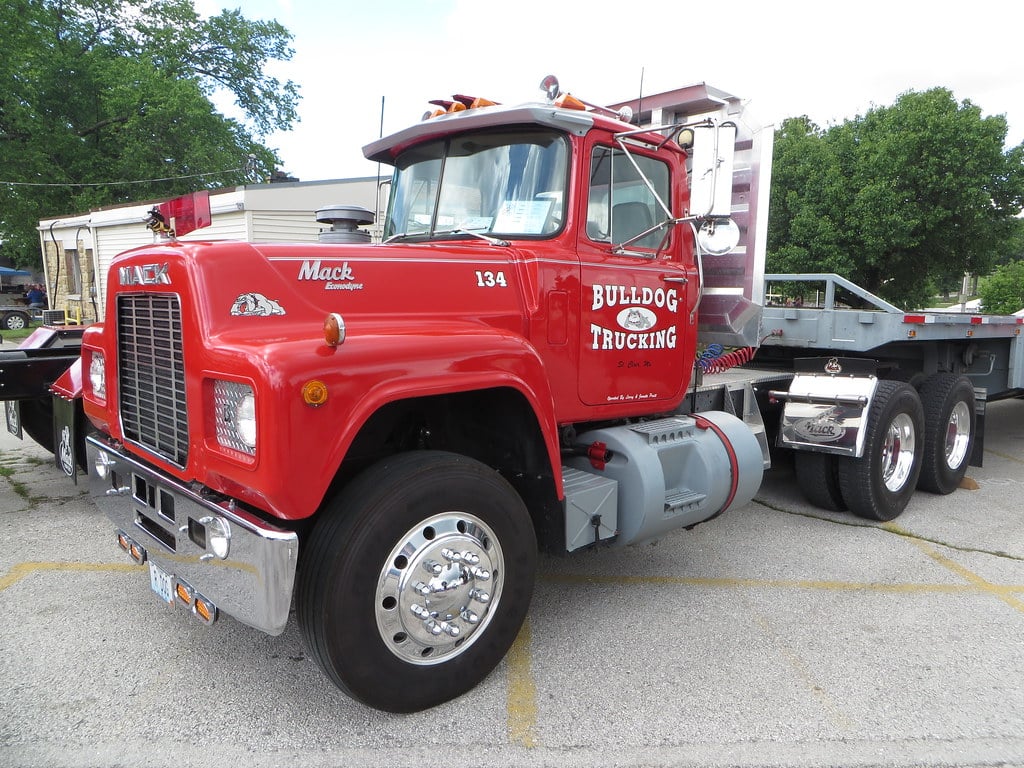Mack R-686ST T.M.C Type EM5-275 6x2 (1965 - 1990) Truck Specs ...