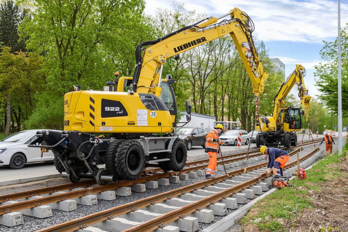 Liebherr A 922 Rail Litronic excavator specs & dimensions (2014 - 2019 ...